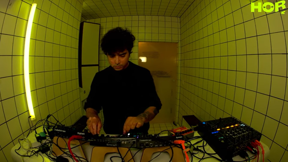 Ve a Machino haciendo un live act en HÖR